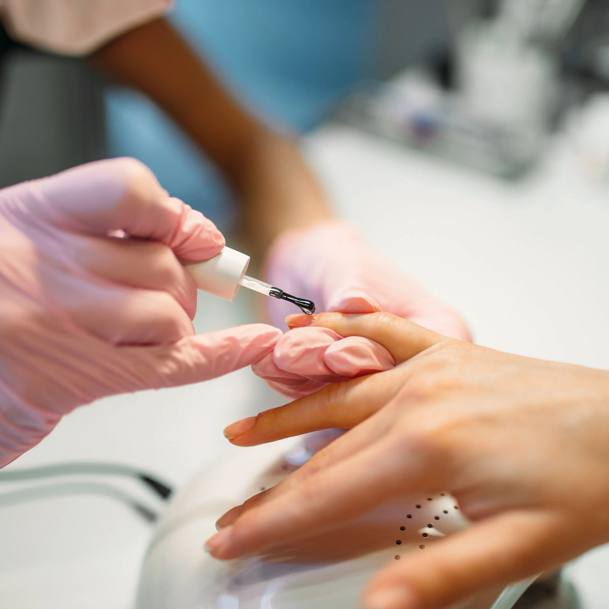 Jak prawidłowo nałożyć żel na paznokcie? Poradnik krok po kroku ...